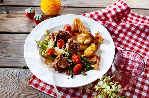 Veal roulades with fried asparagus and baked potatoes recipe 71457_1