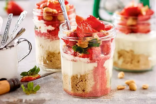 I-Strawberry trifle kunye ne-peanuts enetyuwa iresiphi