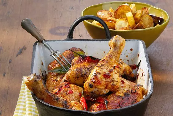 Frango Piri-Piri com batatas fritas (chili kjúklingur með kartöfluflögum) uppskrift