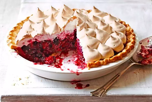 Torta provocante con una ricetta di mix di frutti di bosco pungenti