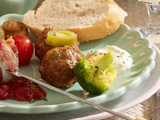 Cheese Meatballs ndi Avocado Dip Chinsinsi