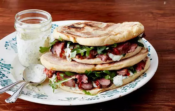 Receta për sanduiç për bukë Naan