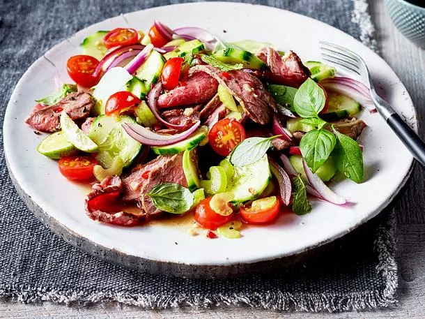 Salad daging lembu dengan resipi Cherry Tomato