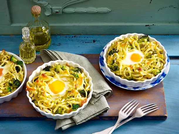 Zakudya zazing'ono za broccoli tagliatelle casseroles zokhala ndi dzira