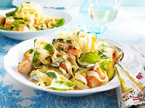 Receita de macarrão de fita com molho de abobrinha e salmão