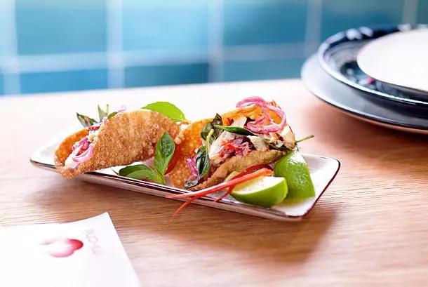 Krispiga tacos med vietnamesisk kycklingsallad recept