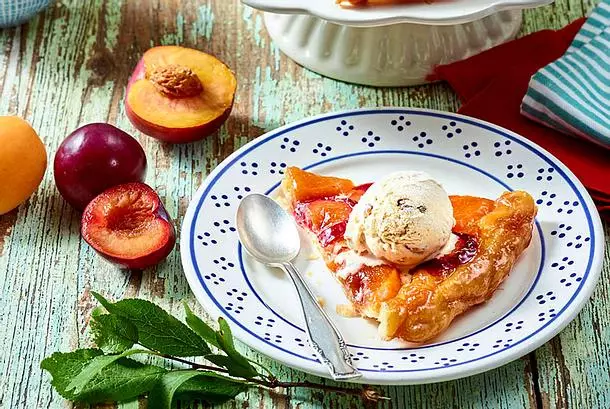 Receita de torta de cabeça para baixo com frutas de caroço 71557_1