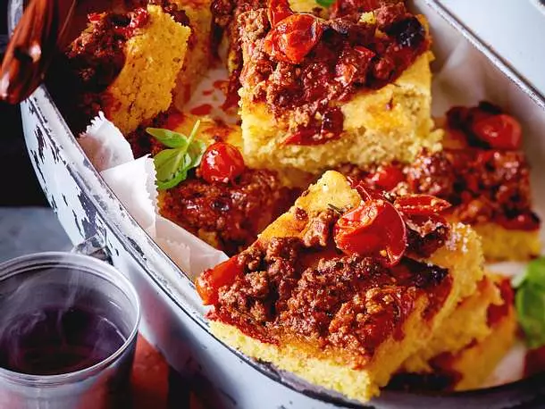 Ikhekhe le-Polenta elizofakwa ngefosholo ku-recipe 71645_1