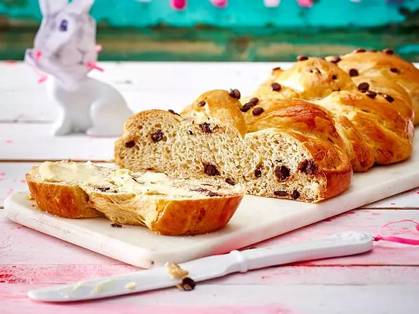 Juicy banana yeast plait with chocolate drops recipe