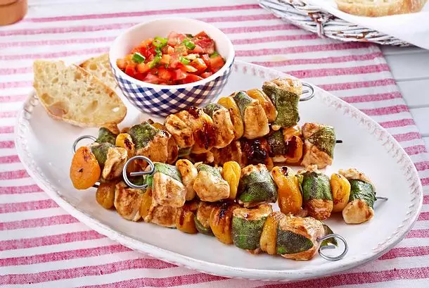 Skewers mirîşkê grilled bi recipe salsa tomato