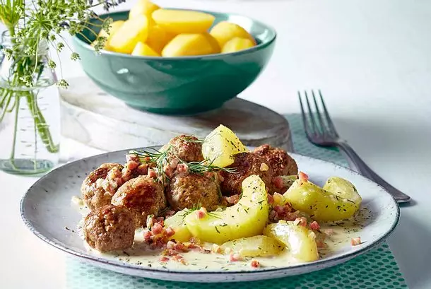 Boulettes de viande avec compote de concombres dans la recette de crème de bacon