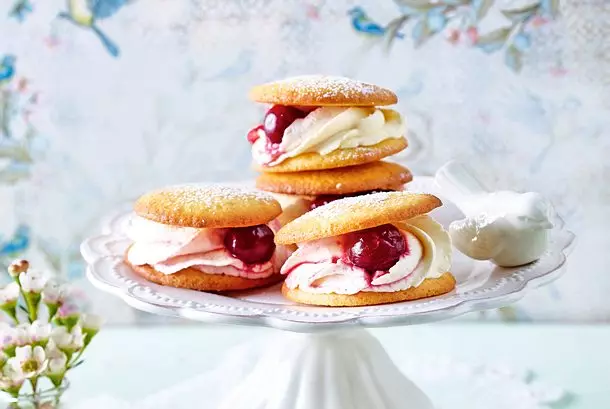 Zencefilli Kremalı Vişneli Whoopies Tarifi