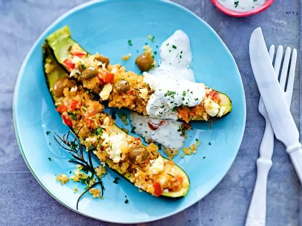 Bot Zucchini Diisi dengan Resipi Bulgur dan Buah Zaitun