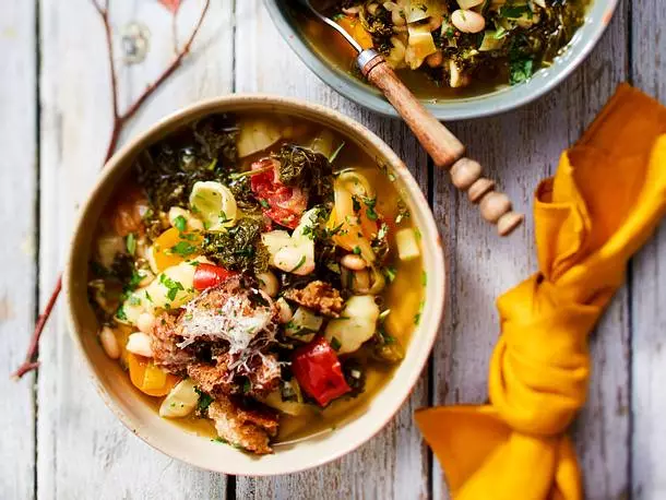 Oven minestrone dengan resipi kerak parmesan