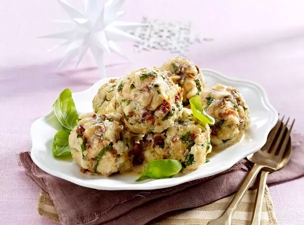 Bread dumplings with tomatoes and basil recipe