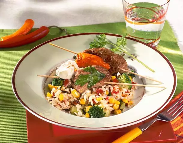 Mezcla de arroz de verduras de colores con receta de brochetas picadas