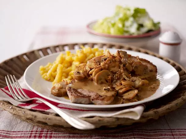 Recepta de Jägerschnitzel amb ceba rostida, spaetzle i enciam