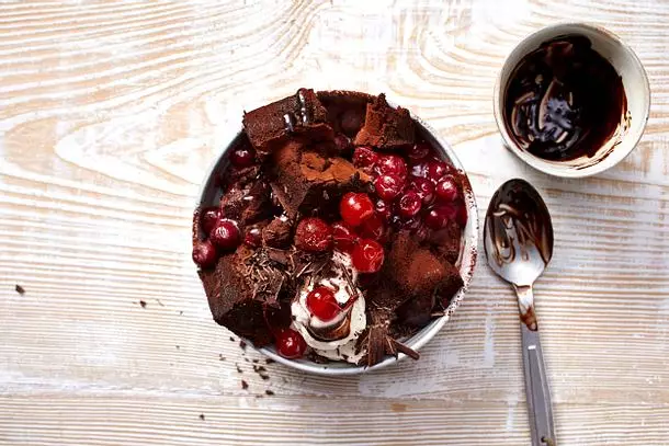 Przepis na Black Forest Cherry Brownie Bowl