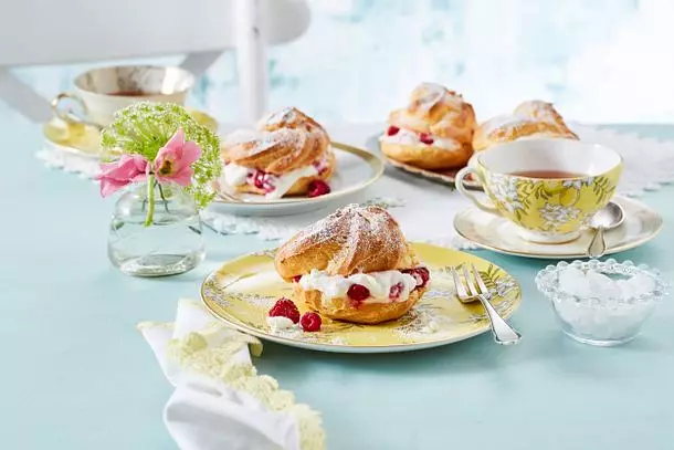 I-Cream Puffs kunye ne-Raspberry Meringue Recipe 71839_1