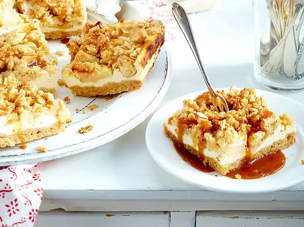 Apple crumble cake ine caramel sauce recipe 71844_1