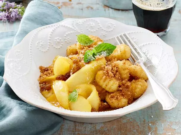 Sweet gnocchi with apple slices and cinnamon crumbs recipe 71846_1