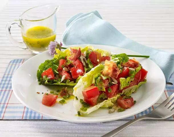 Tomatsalat med gressløk vinaigrette oppskrift