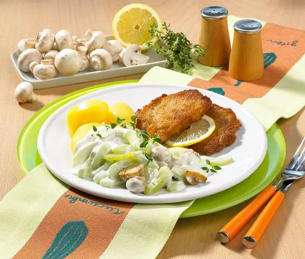 Glasraí cúcamar braised le oideas schnitzel