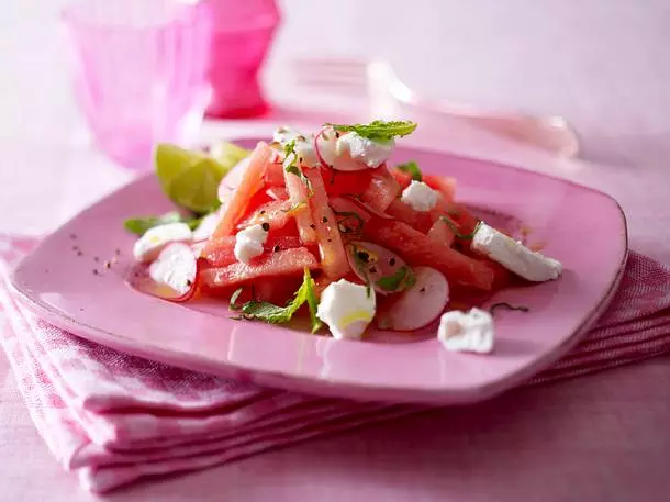 Watermelon Salad nrog tshis Cheese thiab Mint Recipe 7326_1