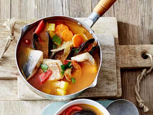 Recept na bouillabaisse (francouzská rybí polévka).