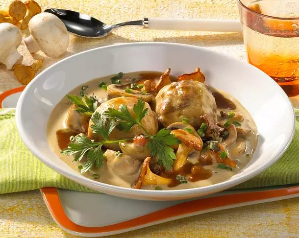 Romige champignons met broodknoedels recept