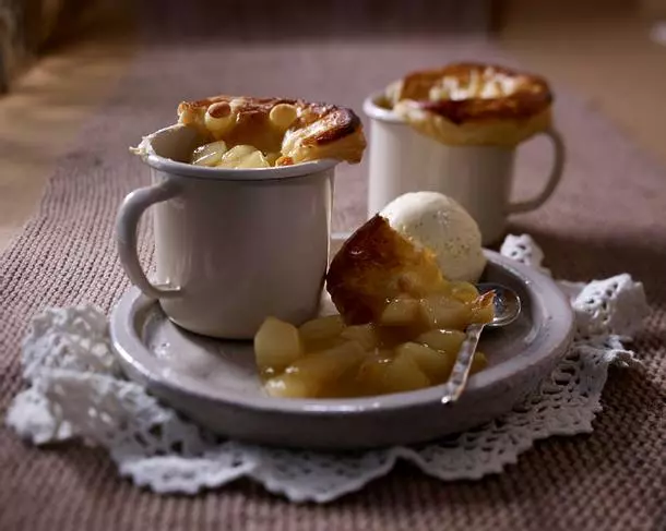 Bir fincan və vanil dondurma reseptində "Armudlu strudel"