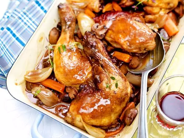 Recipe ea Coq au vin (khoho e khubelu ea veine)