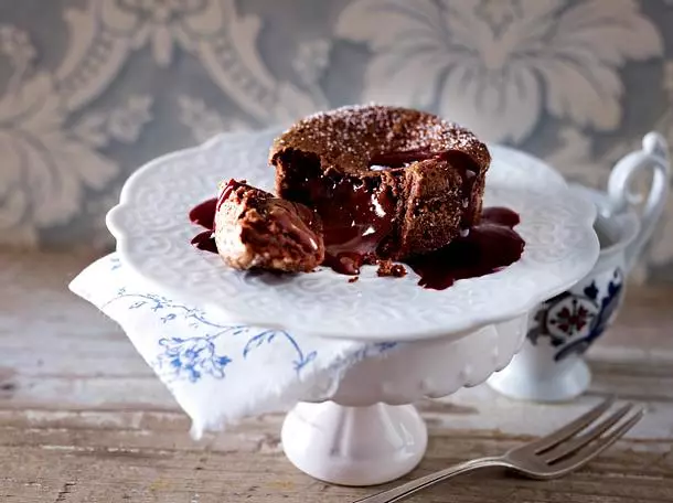 Fondant au chocolat: šokolādes kūka ar šķidru centru un kazenes cassis mērces recepte