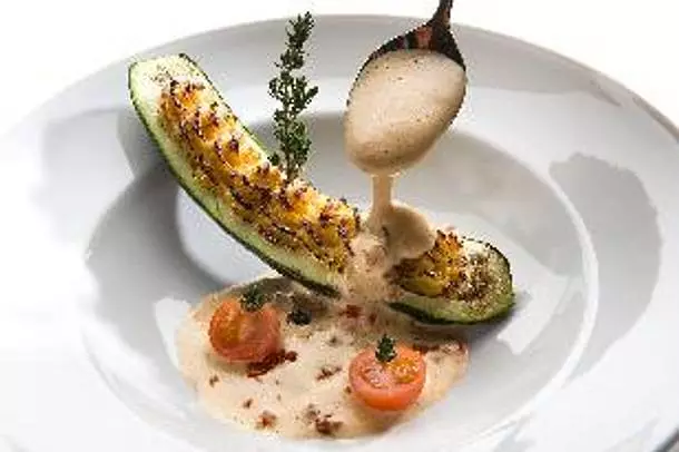 Picandou geitenkaas gegrild in courgette met tomatensabayon recept 7878_1