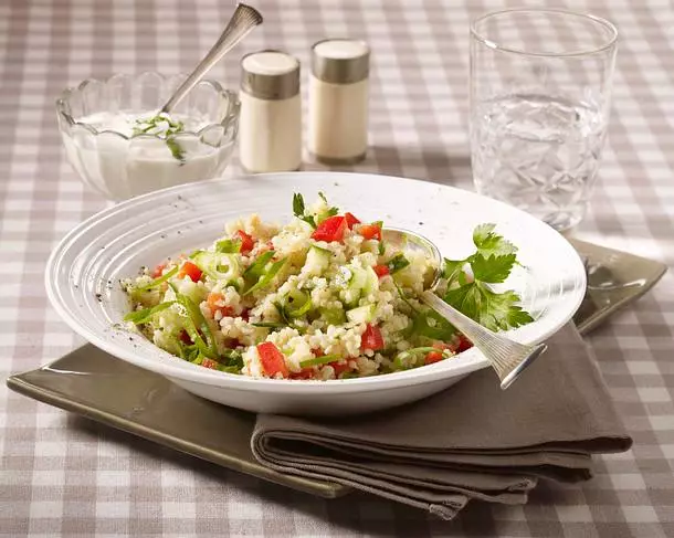 Šarena bulgur salata s jogurtom recept za umak od češnjaka