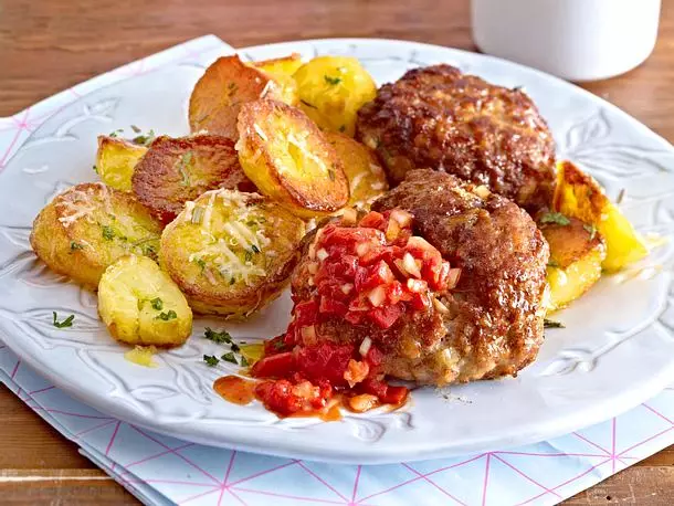 Recept na vyprážané zemiaky z plechu na mäsové guľky