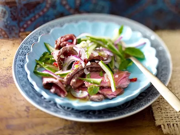 Thaise salade met steakreepjes recept