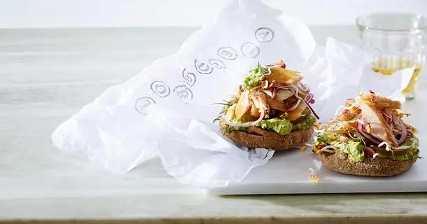 Makreelbrood met avocadospread recept