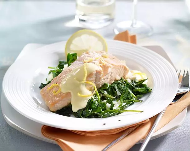 Salmoni Yotentha pa Sipinachi Yokhala Ndi Lemon Hollandaise Recipe