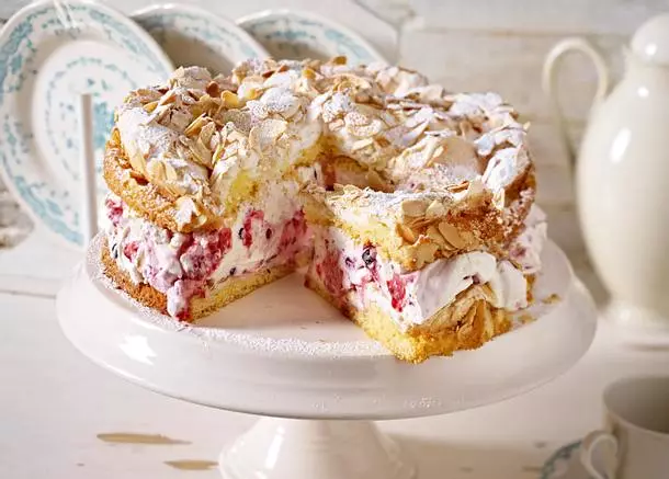 Keke ya Röd-Gröt yokhala ndi maphikidwe a meringue