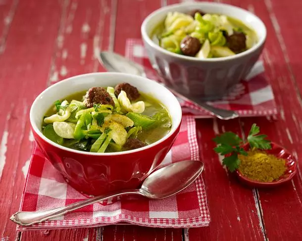 Curried leek stew tare da noodles da meatballs girke-girke