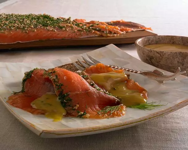 Gravlax ជាមួយទឹកជ្រលក់ mustard ទឹកឃ្មុំ 8222_1