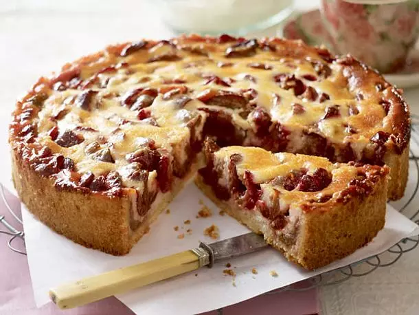 Plum tart yokhala ndi quark icing recipe