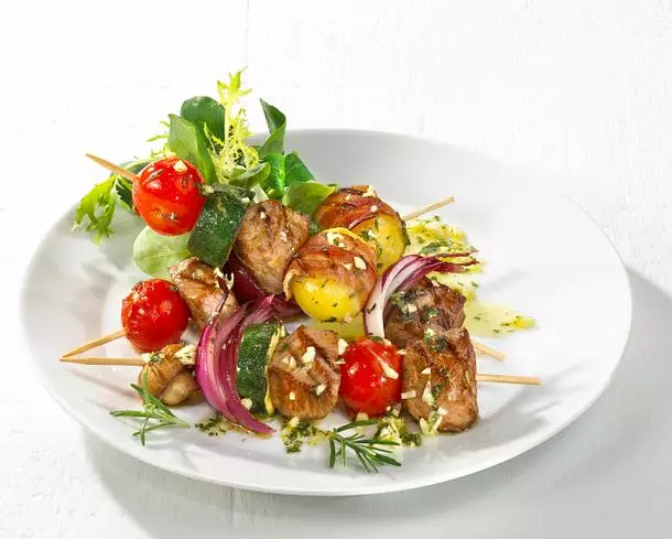 Nwa atụrụ skewers na salad na baguette uzommeputa