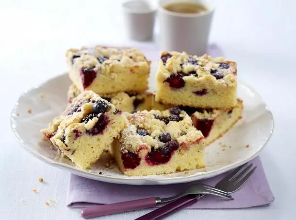 Blackberry at blueberry crumble cake recipe