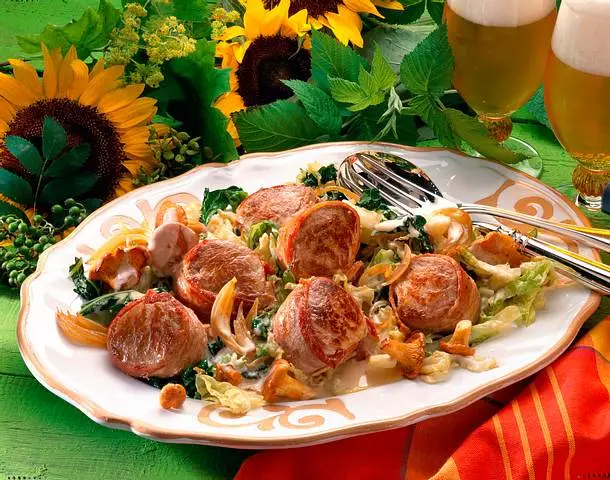 Pinong bacon medallions sa creamed savoy cabbage recipe