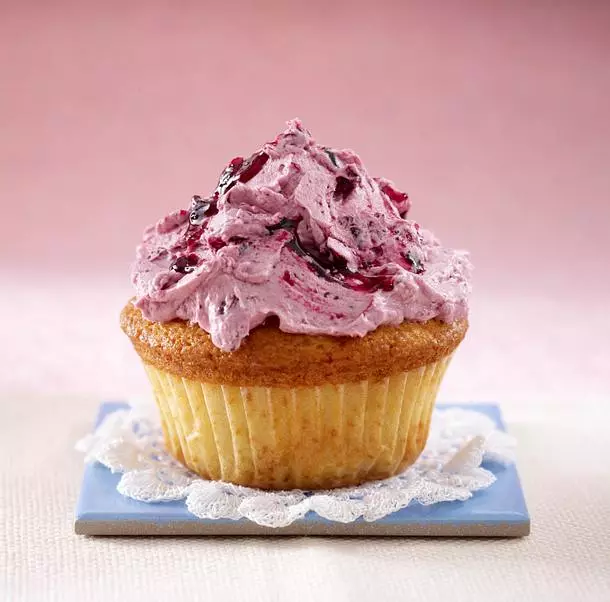 Cupcakes: สูตร Blackcurrant Meringue Buttercream