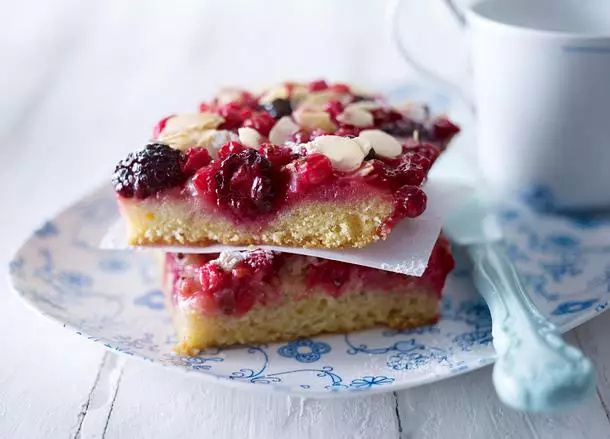 Receta de bizcocho de mantequilla con moras y grosellas