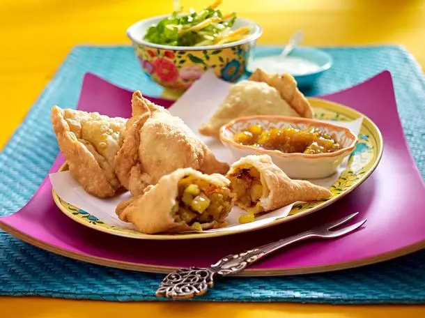 Samosa (indiešu pelmeņi pildīti ar dārzeņiem) ar mango čatnija recepti 8679_1