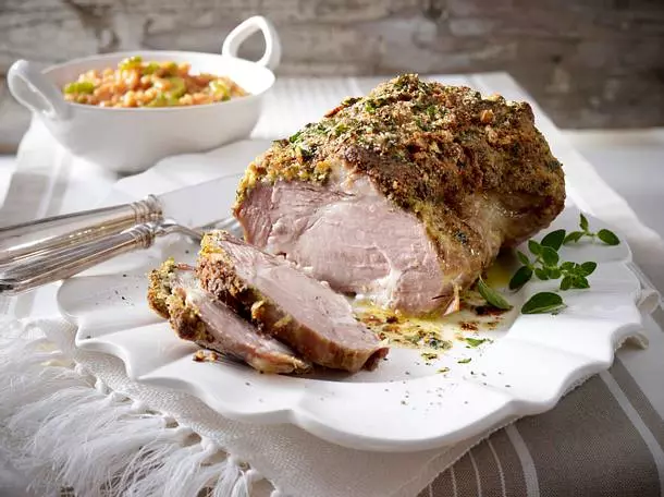 Roast pork mei sipel en krûdekorst foar tomaat risotto-resepsje